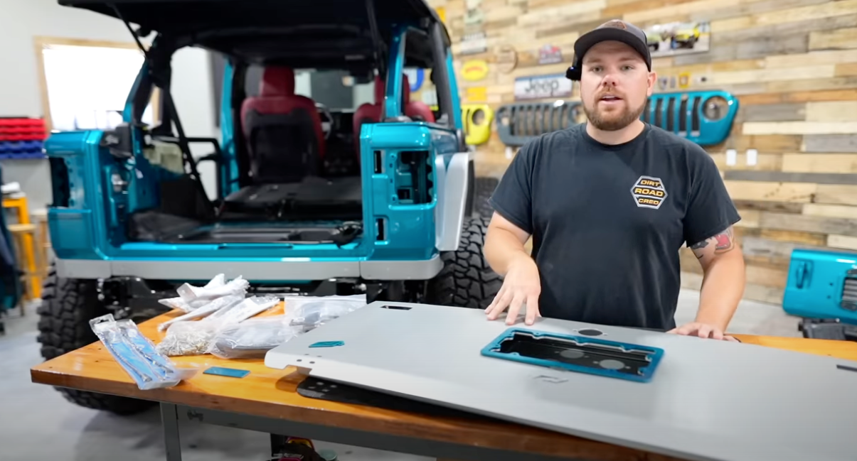 Transform Your Jeep Wrangler JL/JLU with Motobilt's Drop-Down Tailgate